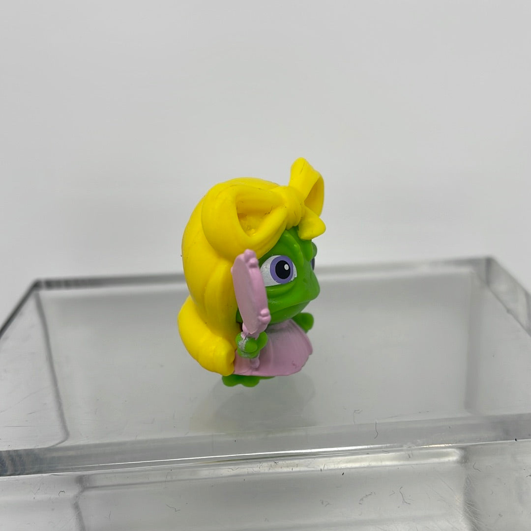 Disney Princess Tangled Styling Salon Pascal Figure - Dressed up - Blo ...